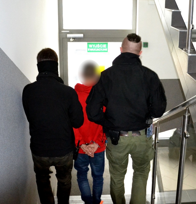 Spacerował w lesie z koleżankami. Napadli go i dotkliwie pobili ... Spacerował w lesie z koleżankami. Napadli go i dotkliwie pobili ...