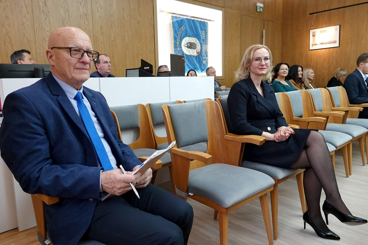 Sesja Rady Powiatu Nowosądeckiego: nowy radny złożył ślubowanie ... Sesja Rady Powiatu Nowosądeckiego: nowy radny złożył ślubowanie ...